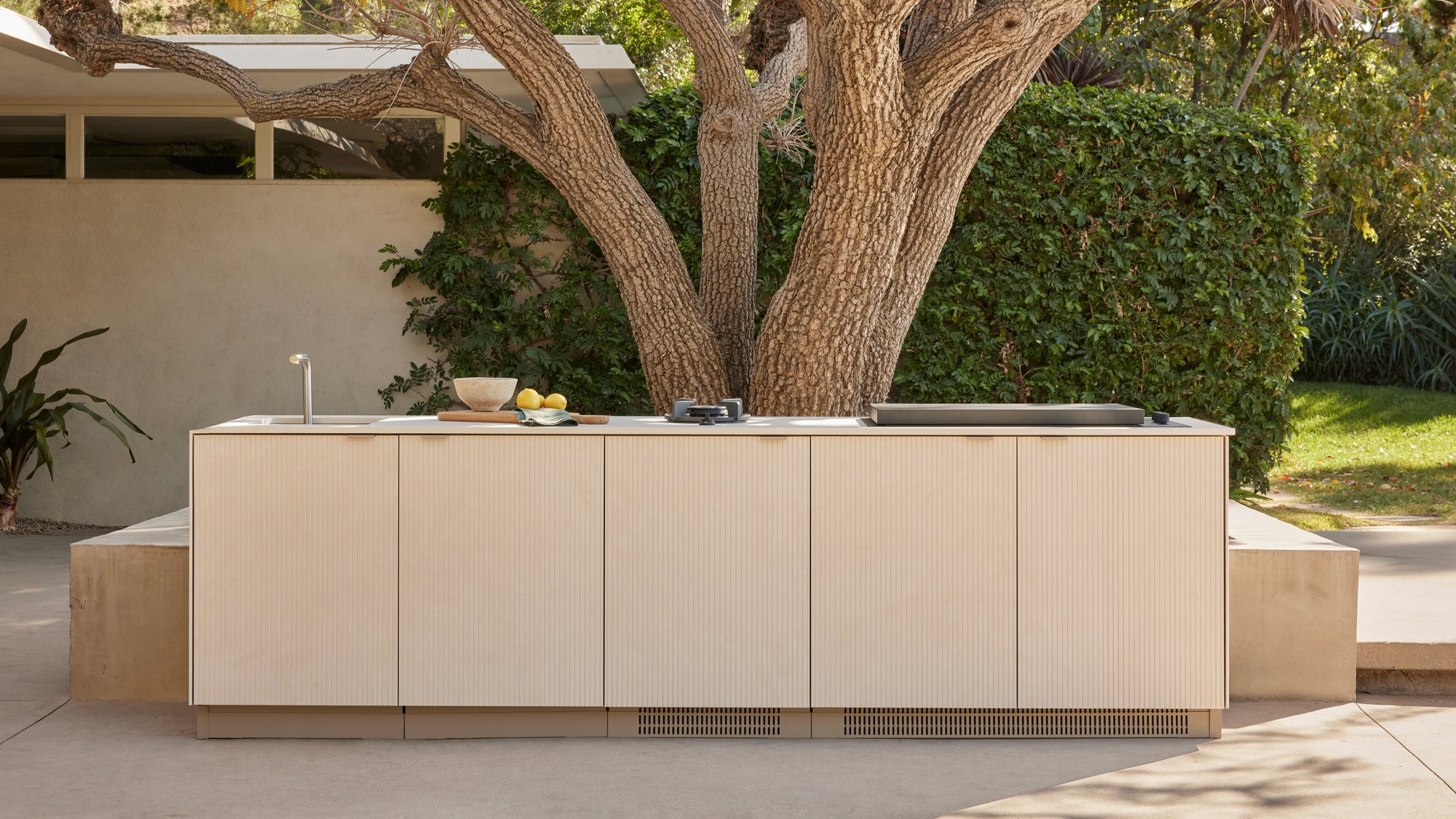 Hillside Serenity: A Modern Space for Outdoor Cooking and Entertaining ...